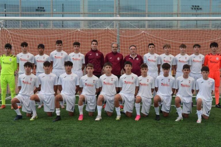 El equipo Cadete patrocinado por AUTOCARES FRANCO participa en un ...